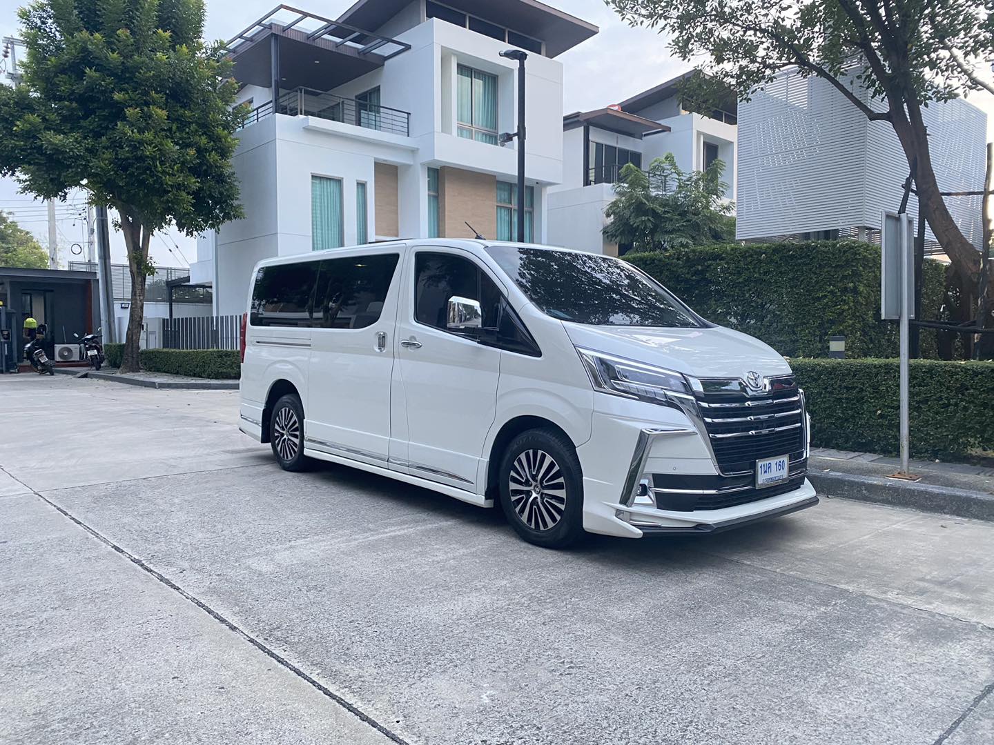 ราค่าเช่ารถพร้อมคนขับ - MajestyWithDriver